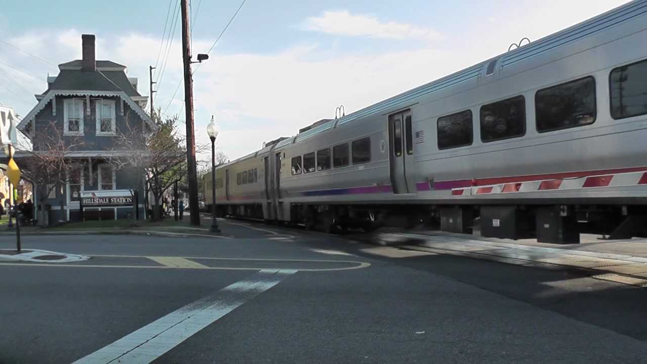 NJ Transit F40PH 4124 arrives in Hillsdale in HD - YouTube