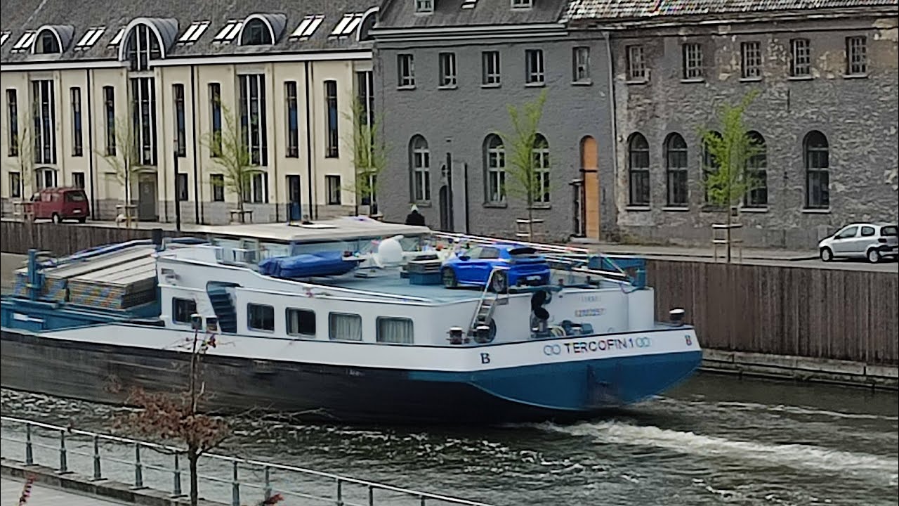 Une barge fluviale est un navire non automoteur conçu pour transporter ...