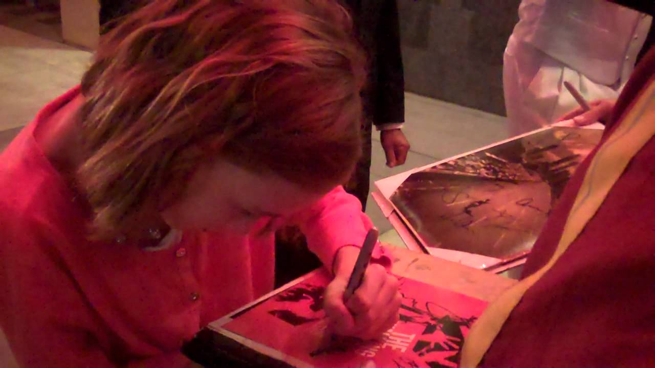 madison lintz signing autographs at the walking dead season 2 premiere ...