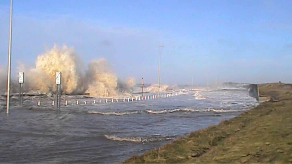 Blackpool and Cleveleys high tide & flood Friday 3 January 2014 Part 1 ...