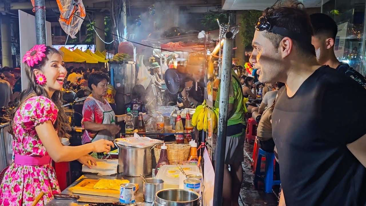 The Most Famous Roti Lady Bangkok - Puy Roti Lady #streetfood - YouTube