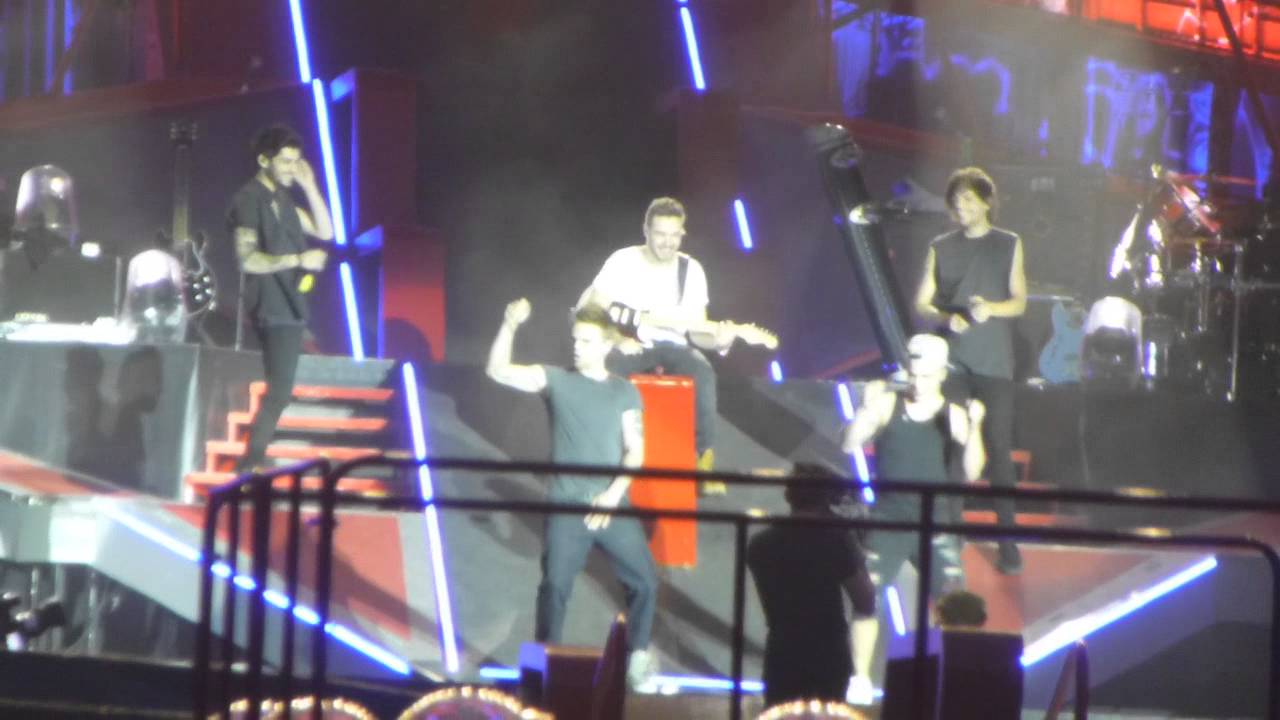 One Direction Sandy Beales grabs his crotch in front of 80000 people ...