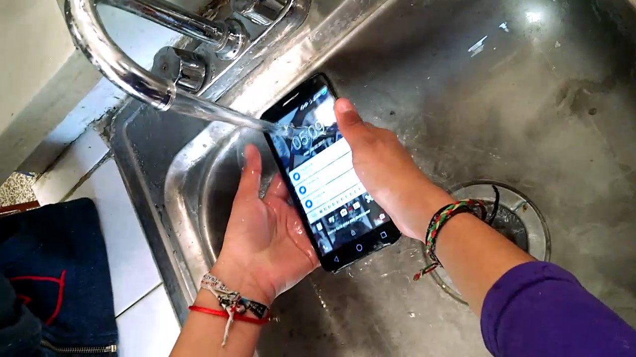 PUDE DURAR 5 MINUTOS UN CELULAR POP 3,BAJO EL AGUA?? - YouTube
