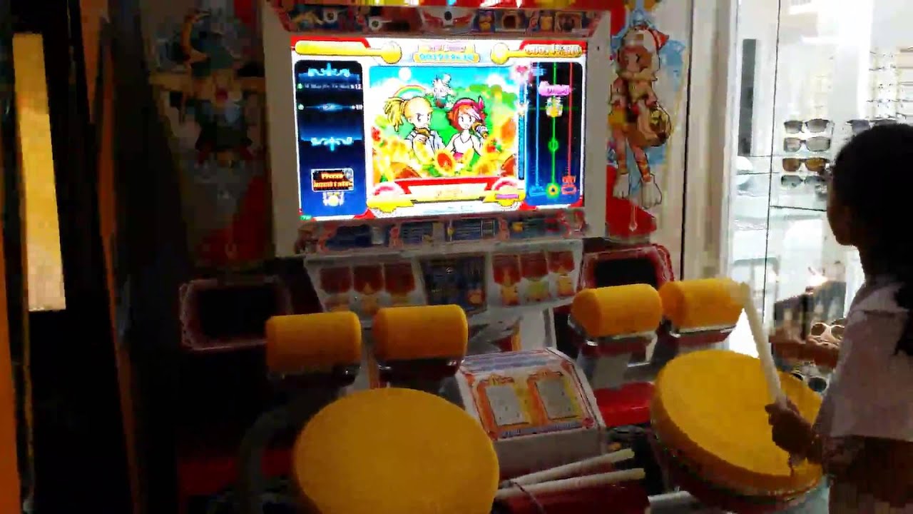 โชว์เล่นเกมส์ตีกลอง Percussion Master 3 @ Future Park Rangsit - YouTube