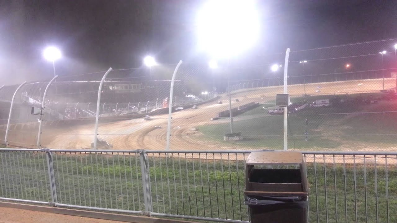 Dirt track race - Lawrenceburg Indiana - YouTube