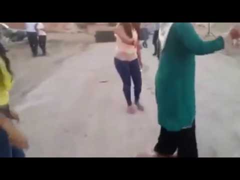 Kapalı bayanlar düğünde oynuyor