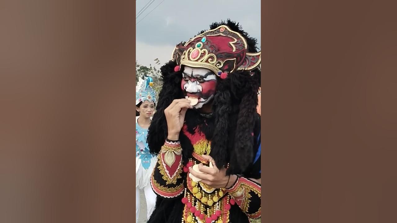 barongan makan krupuk - YouTube