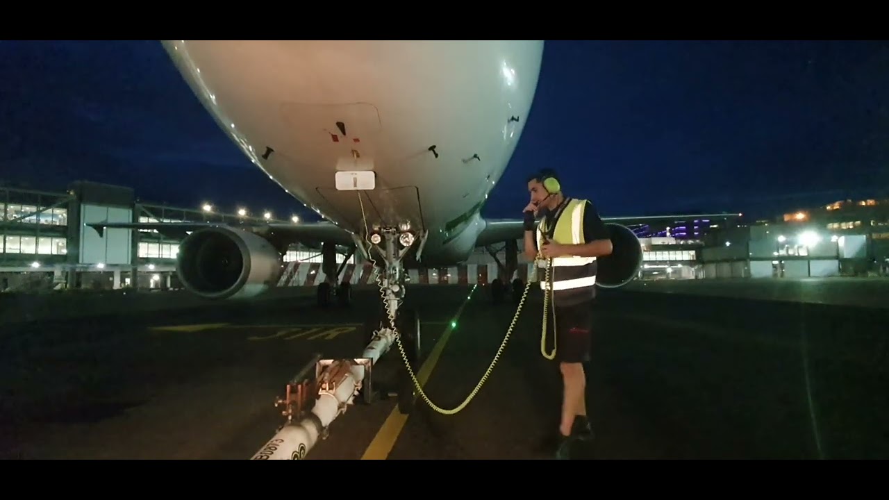NIGHT PUSH BACK TAP PORTUGAL GATWICK - YouTube