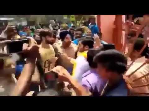 Indian Sikh officer saves Muslim youth from mob - YouTube