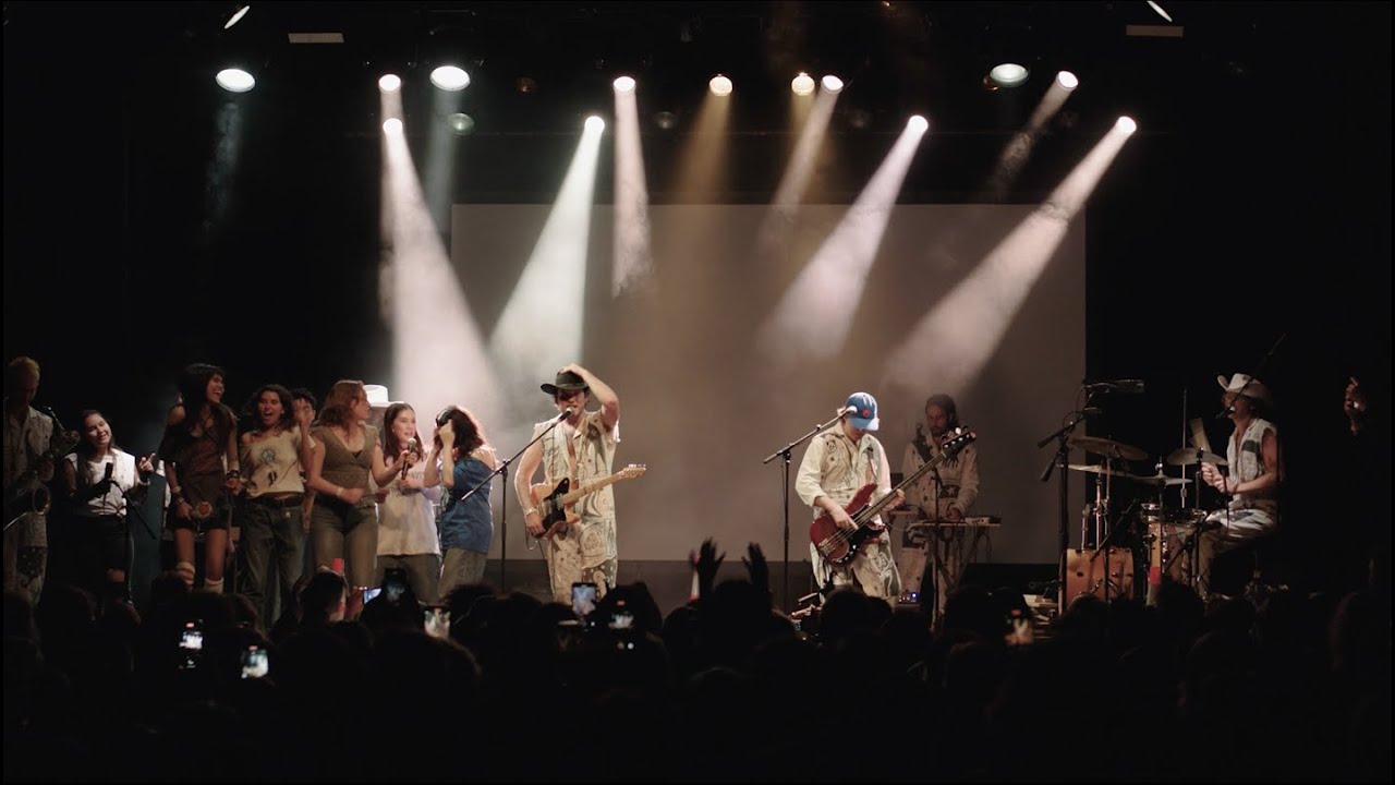 Thumpasaurus - Struttin' (Live in LA) - YouTube