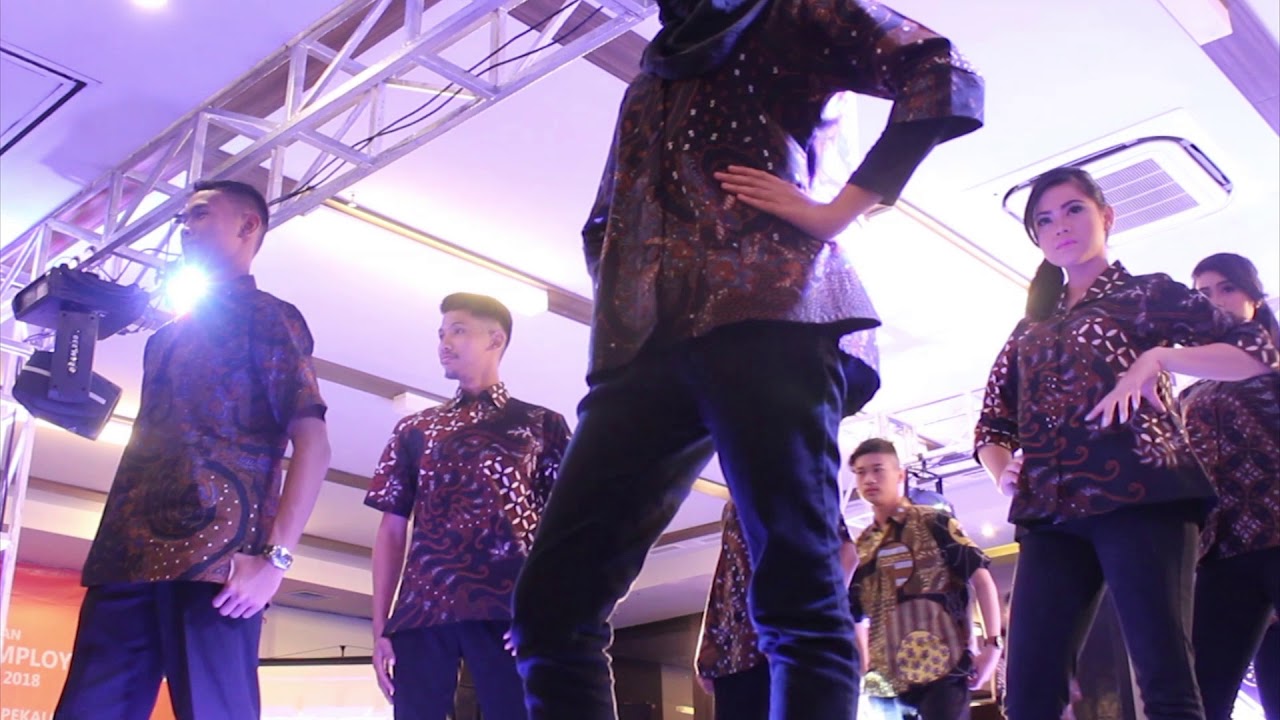 Fashion Show Batik "Senang-Senang Batik 2018" - YouTube