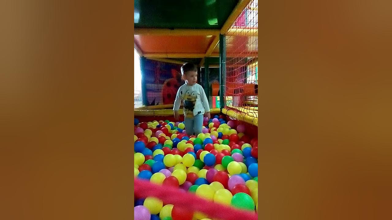 Бассейн с шарами - YouTube