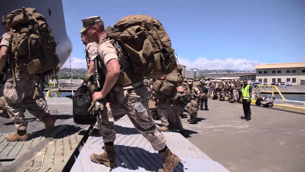 United States Marines and United States Army personnel embark HMNZS ...