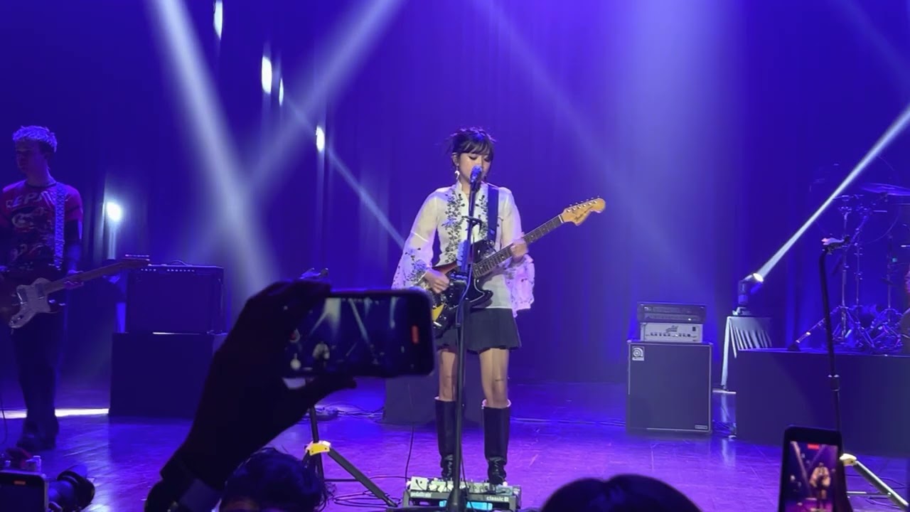 Beabadoobee - Worth It (Live in Manila 2022) - YouTube