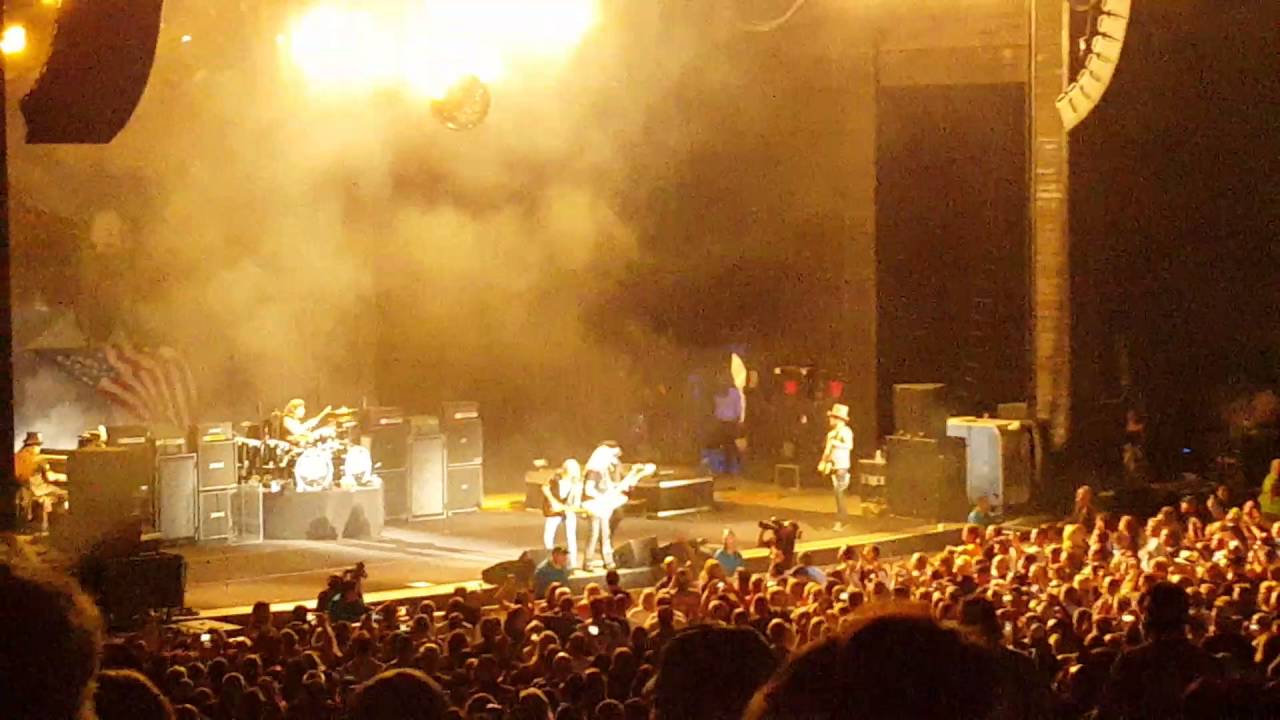 Lynyrd Skynyrd performing "Freebird" - YouTube