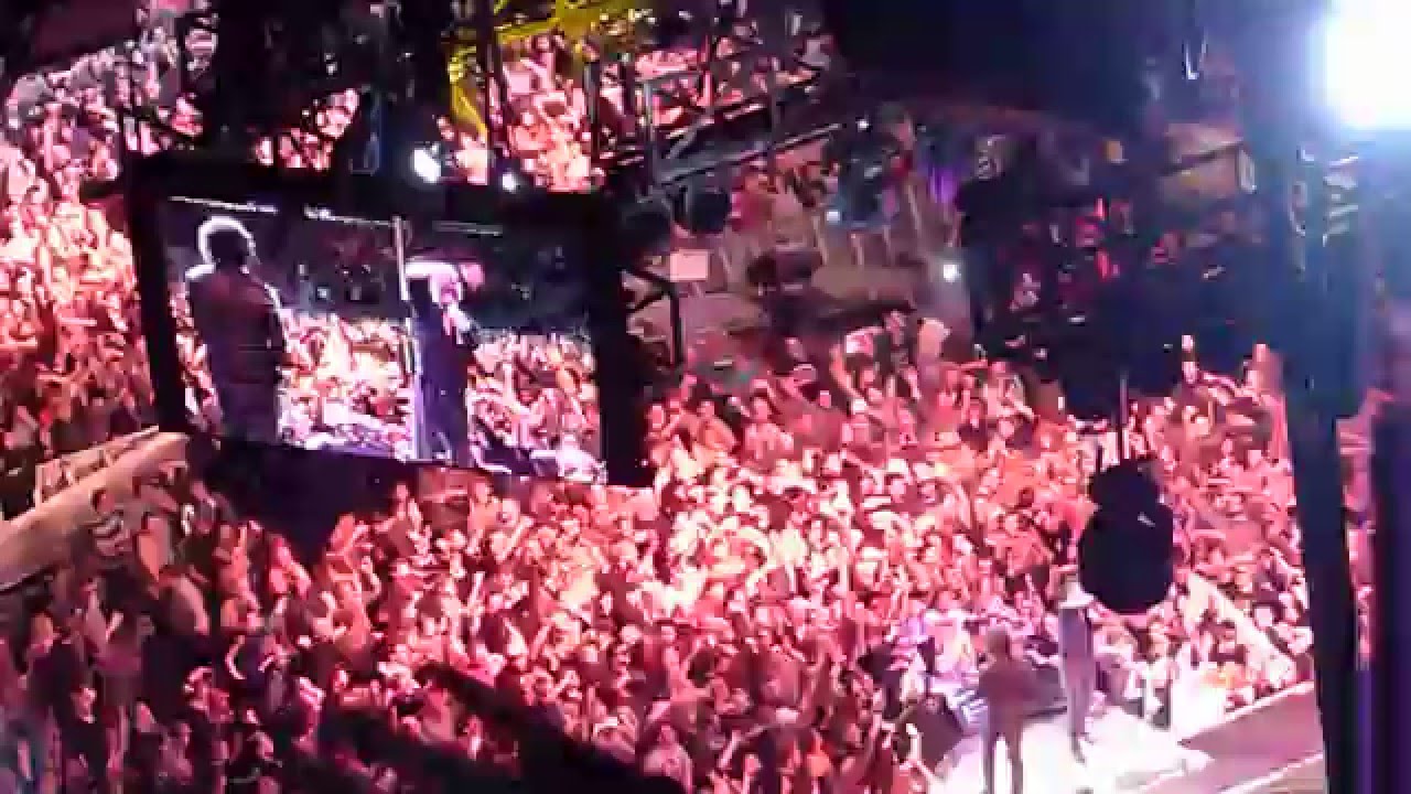 Bruce Springsteen crowd surfing - Hungry Heart live in Washington DC ...