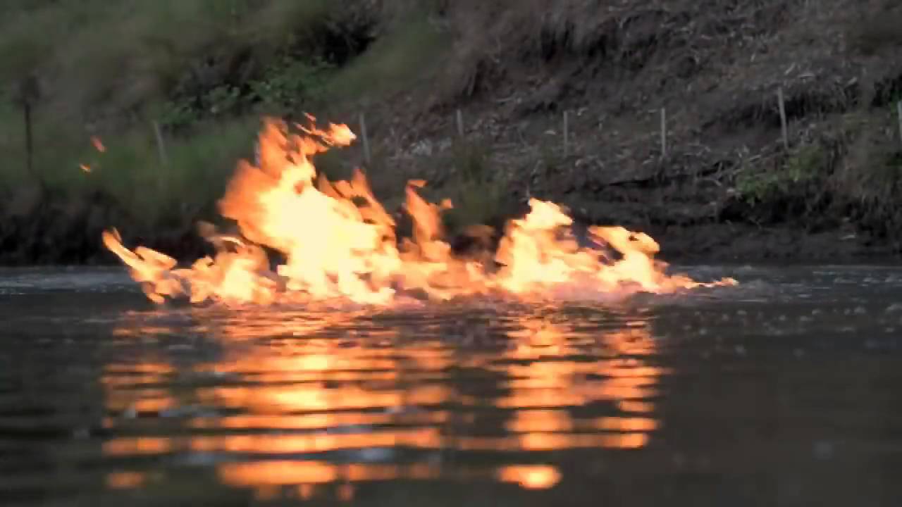 Un río australiano arde en contacto con fuego. Australian river sets on ...