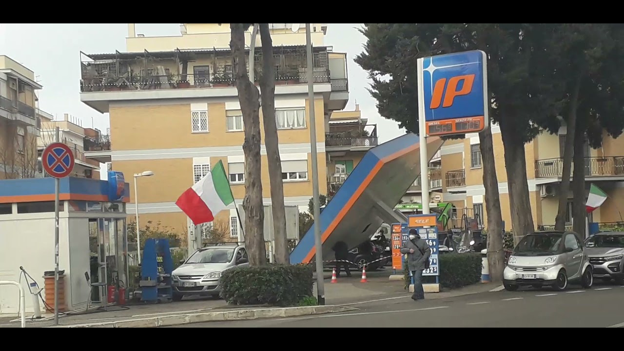 Crollo tettoia del benzinaio IP - YouTube