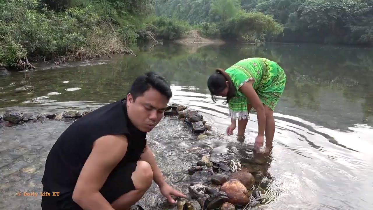 Survival Skills - Smart Fishing Build Fish Trap Catch Fish At River ...