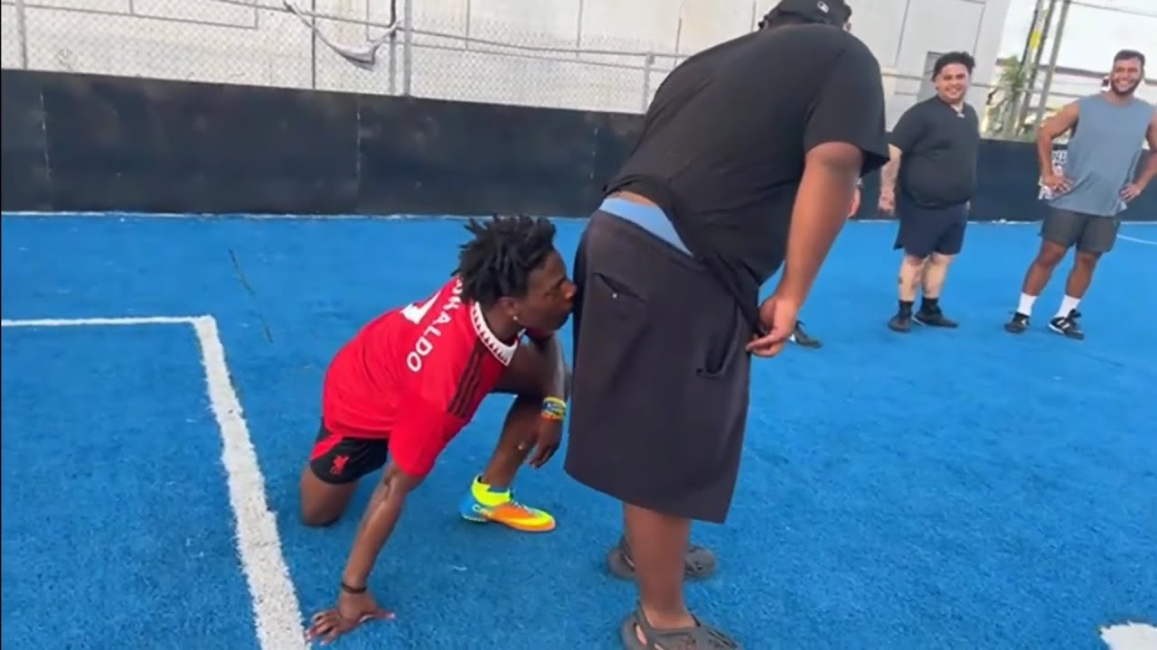 IShowSpeed smells Snaggyhose's butt 🤢🤢 - YouTube
