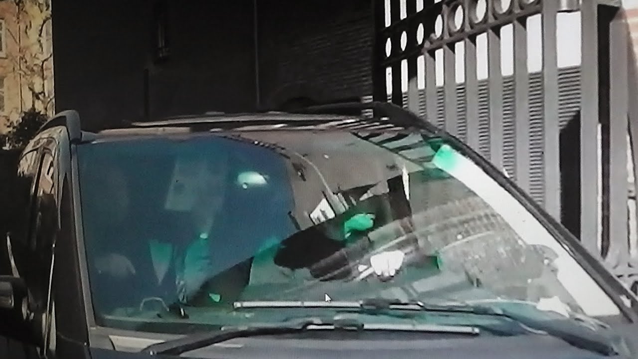 Katy Perry Wordt Afgeschermd Door Haar Bodyguard Bij Vertrek Uit Het ...