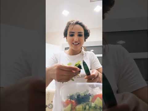 Sevda xanım salat doğrayır, uşaqları üçün süfrə hazırlayır😃