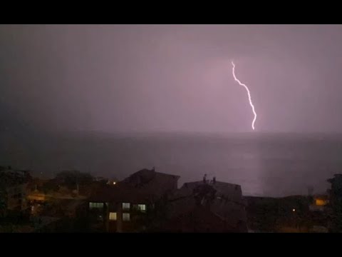 Şimşekler geceyi gündüze çevirdi: Van Gölü'nde muhteşem manzara
