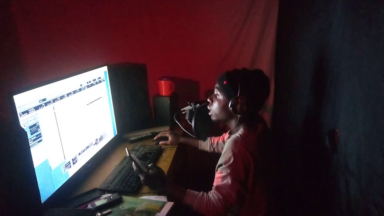 DJ Kelly working something - YouTube