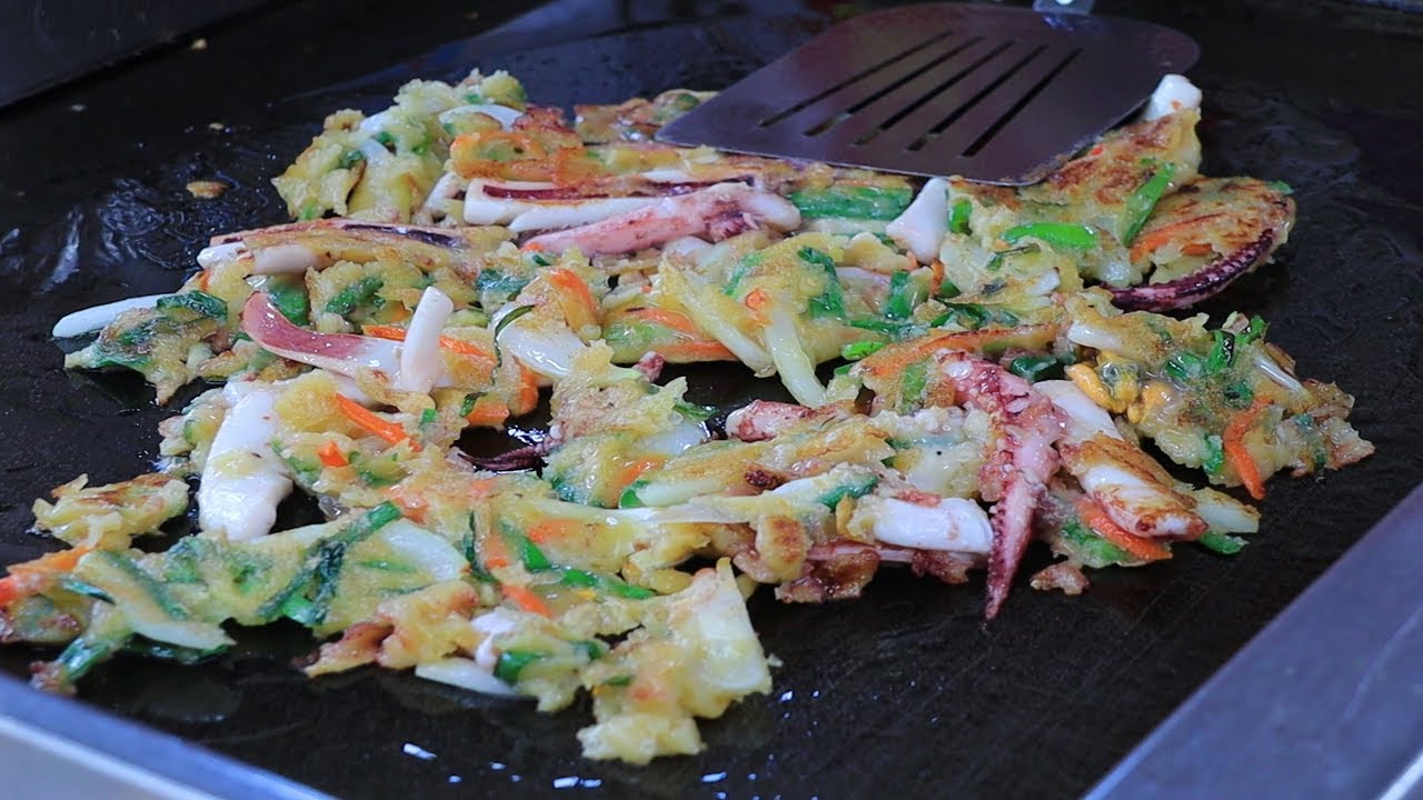 Squid pancake that comes to mind when it rains / Korean street food ...