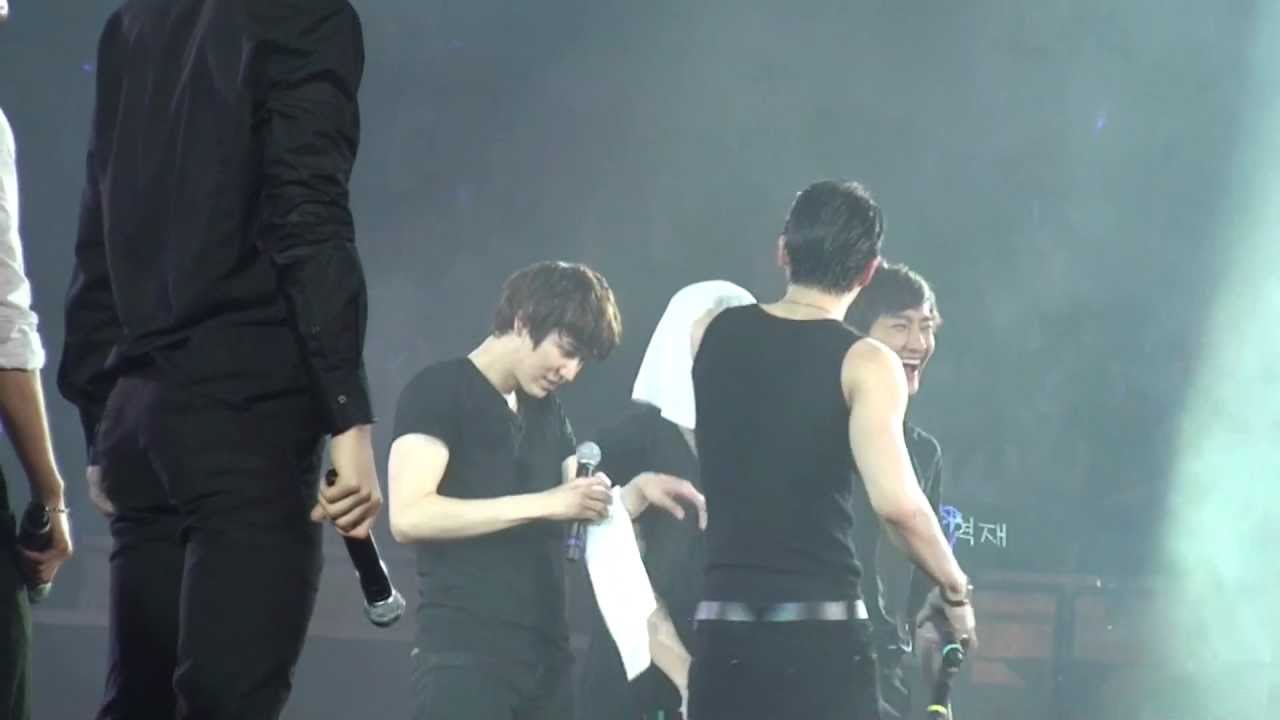 190212 SS4 Singapore Super Junior WONKYU - Siwon tickles Kyuhyun ...