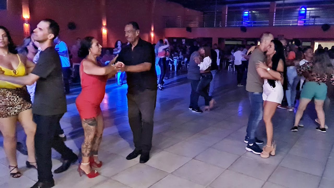 O BAILE ESTAVA SEM ESPAÇO PRA ELA DANÇAR - DANÇANDO FORRÓ NO BAILÃO DO ...