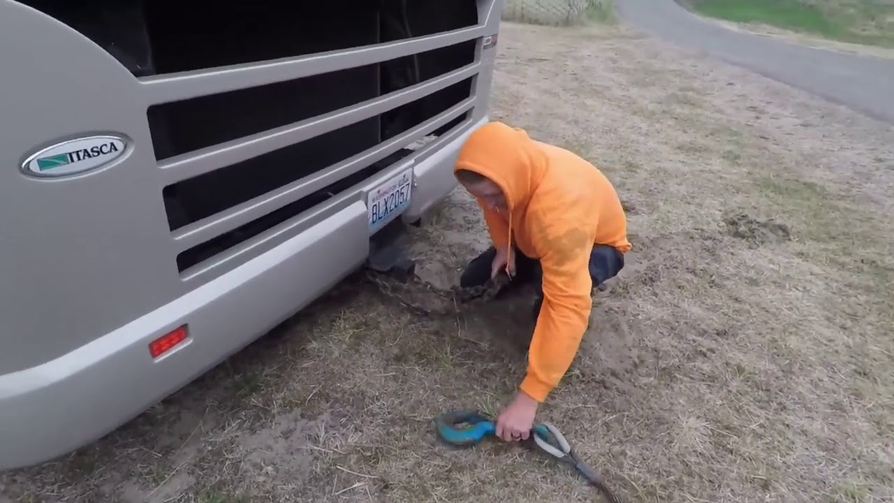 40 Foot Diesel Pusher in Sand Trap - YouTube