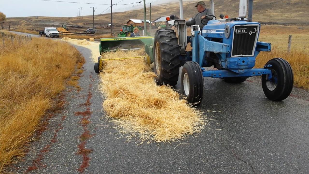 Making straw bales - YouTube