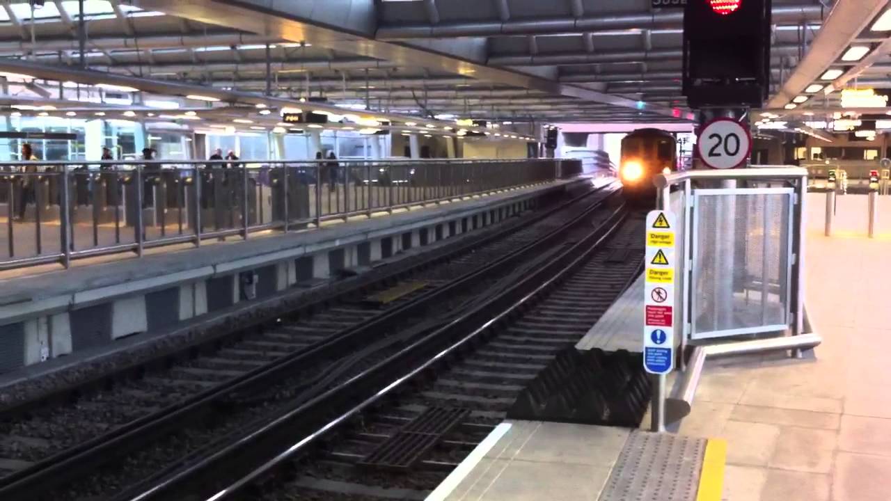 FCC class 319 arrives in London Blackfriars - YouTube