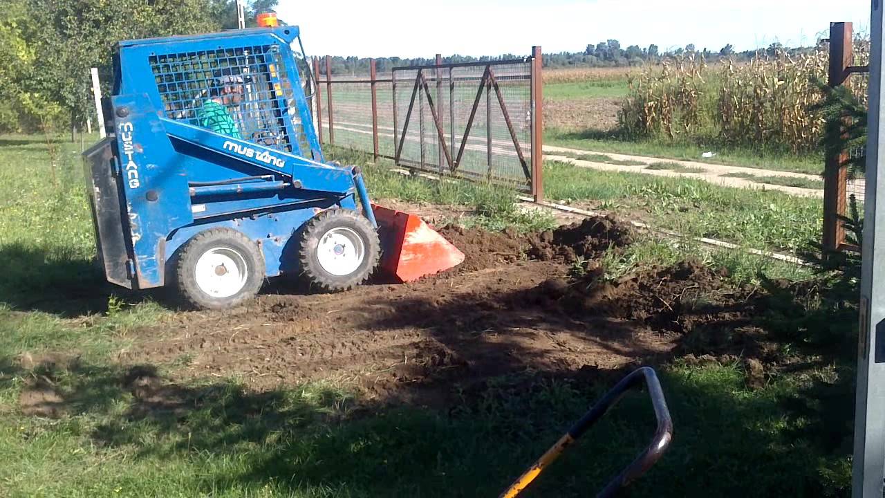 Bobcat Mustang 910 - YouTube