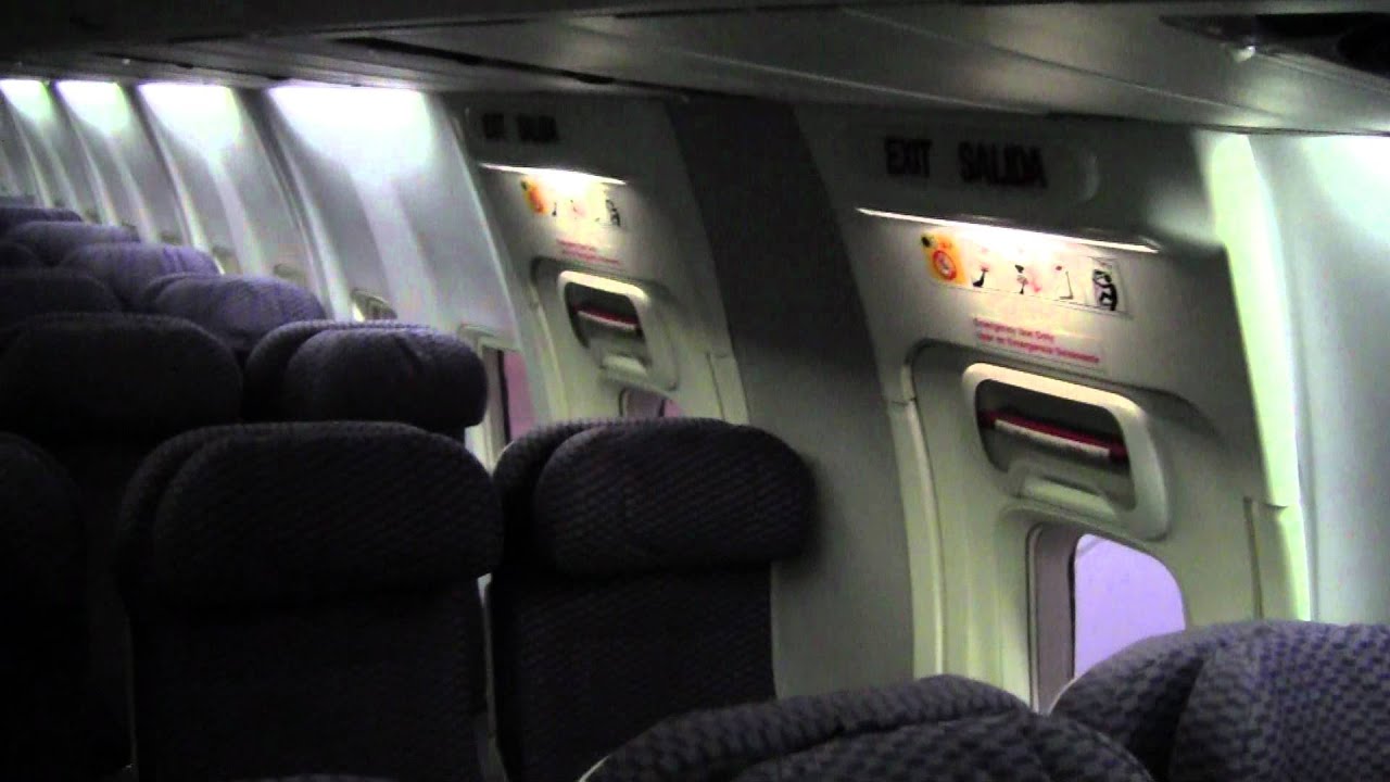Boarding Continental 737-900 at Houston - YouTube