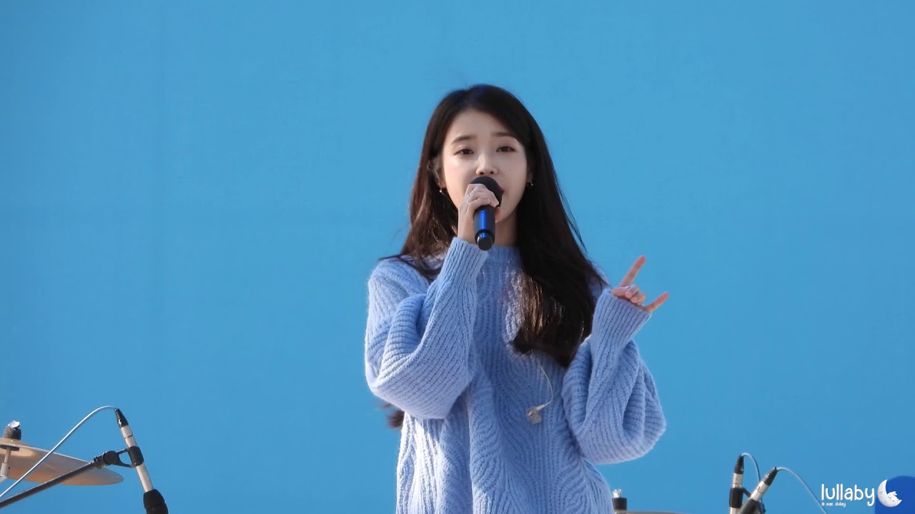 Friday - IU 180930 아이유금만나 삼성카드홀가분마켓 by Lullaby #IUPH - YouTube