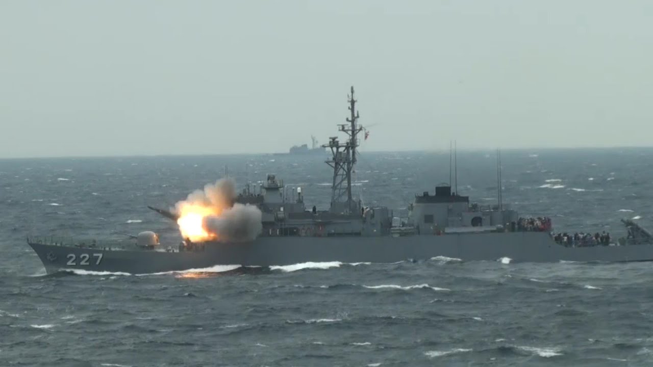 観艦式 展示艦艇部隊 ゆうばり DD-227 ゆうべつDD-228 ボフォース対潜ロケット弾発射 - YouTube