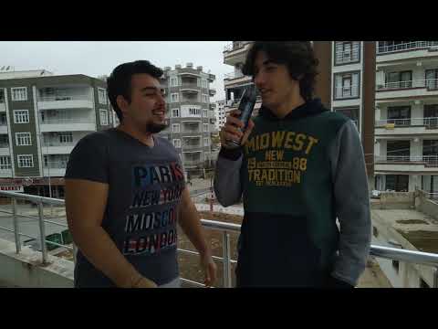 KOYUNLARA FISILDAYAN ADAM