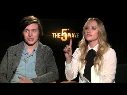 The 5th Wave interview with Nick Robinson & Maika Monroe - YouTube
