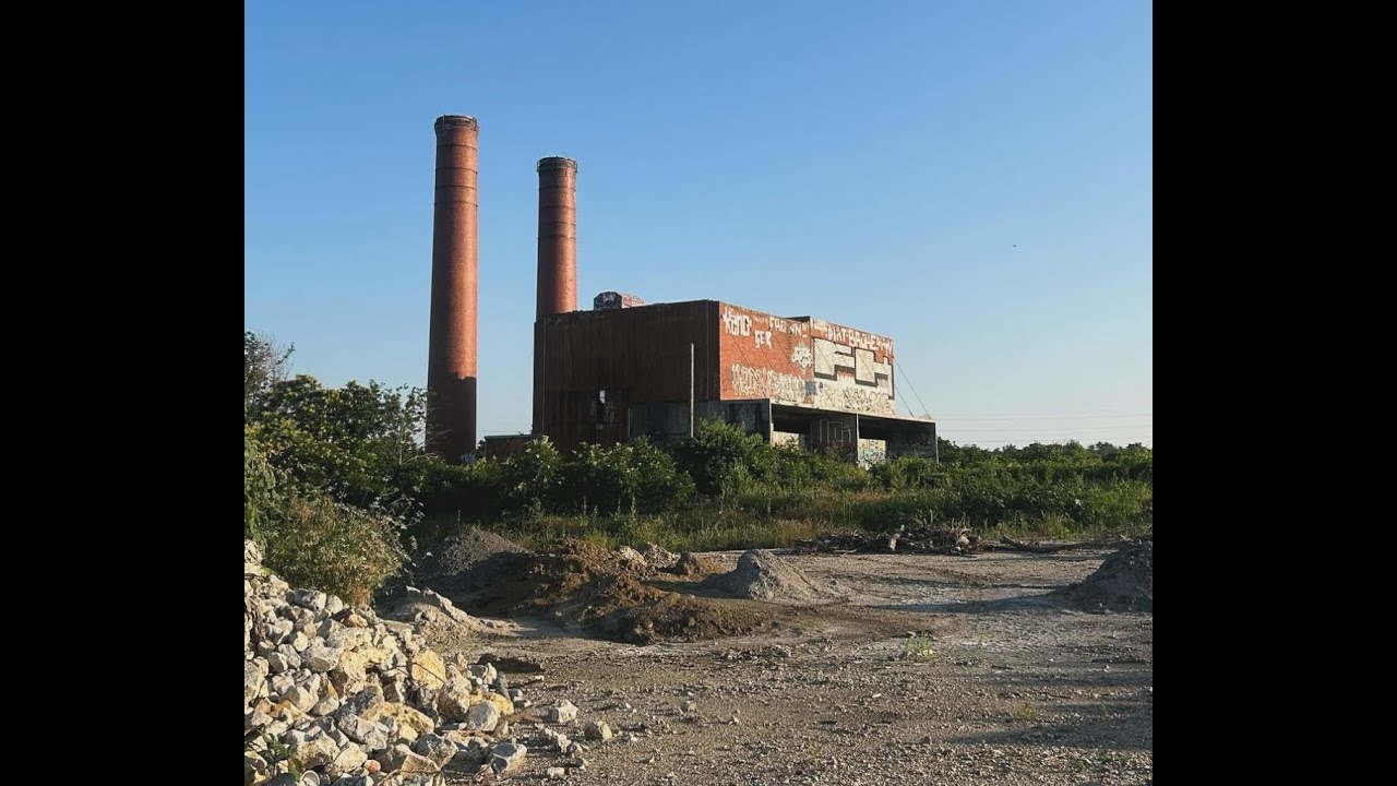 exploring the abandoned trash insinuator - YouTube