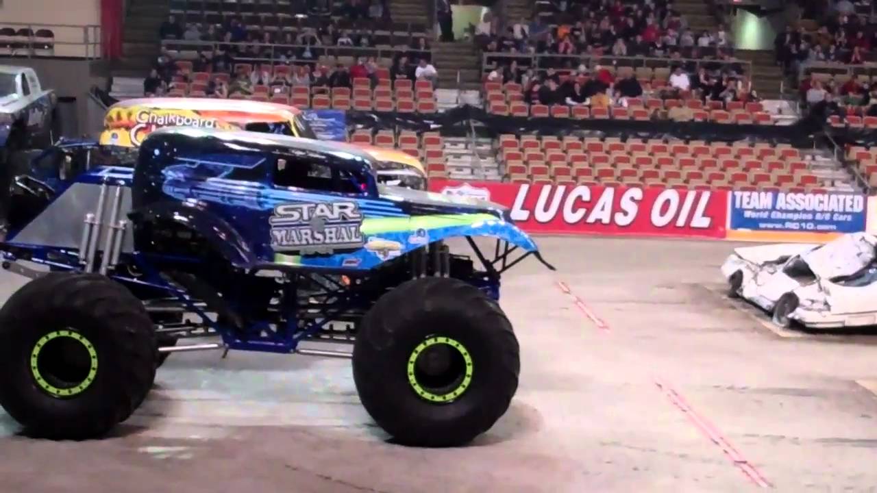 Monster trucks Chalkboard Chuck vs. Star Marshal - YouTube