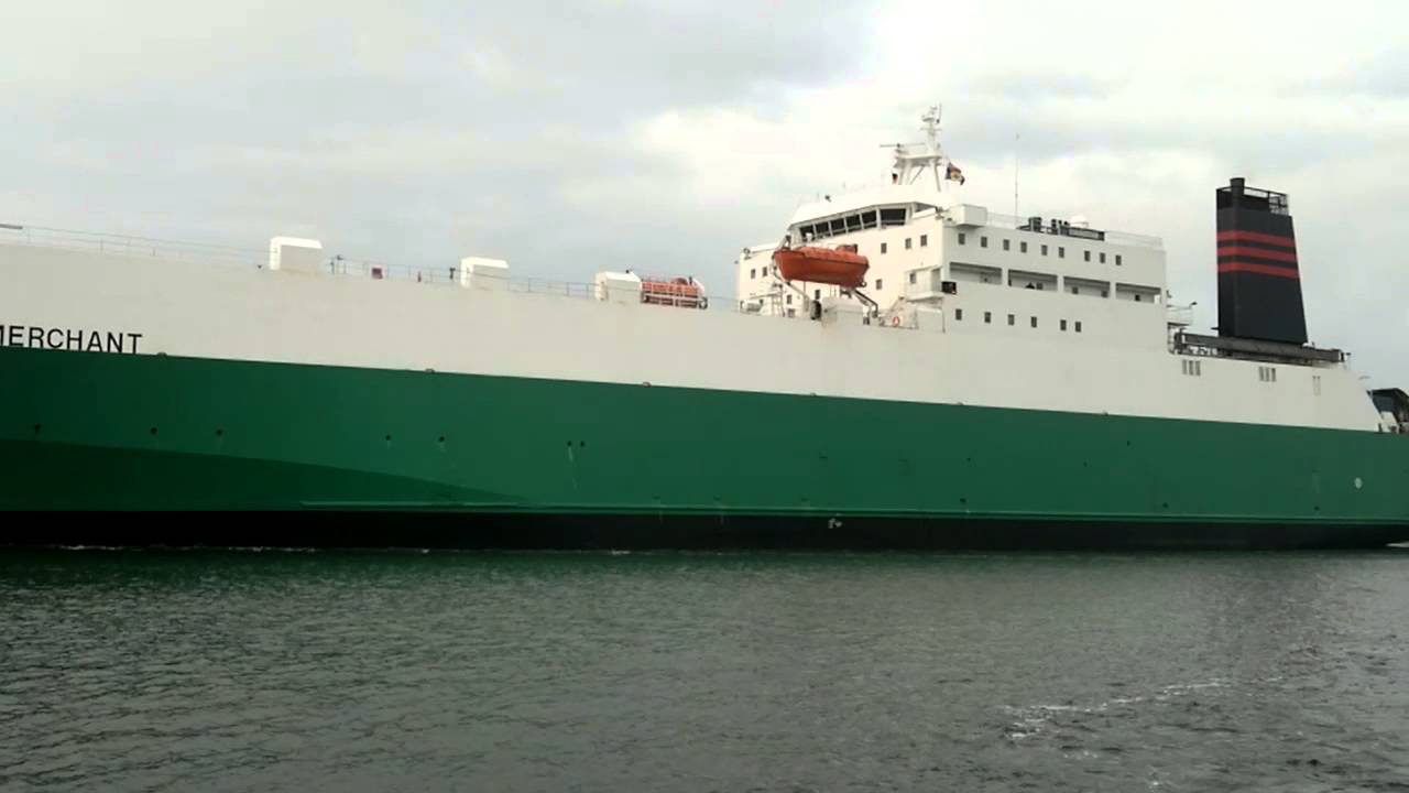 MV "MERCHANT" (unter neuer Flagge) einlaufend Rostock 15/12/2012 - YouTube