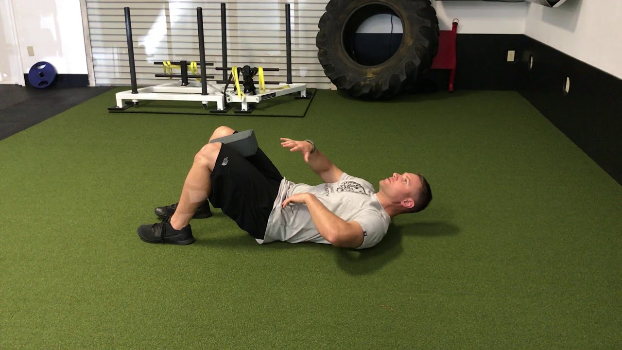 Block Squeeze Cross Over Crunch - YouTube