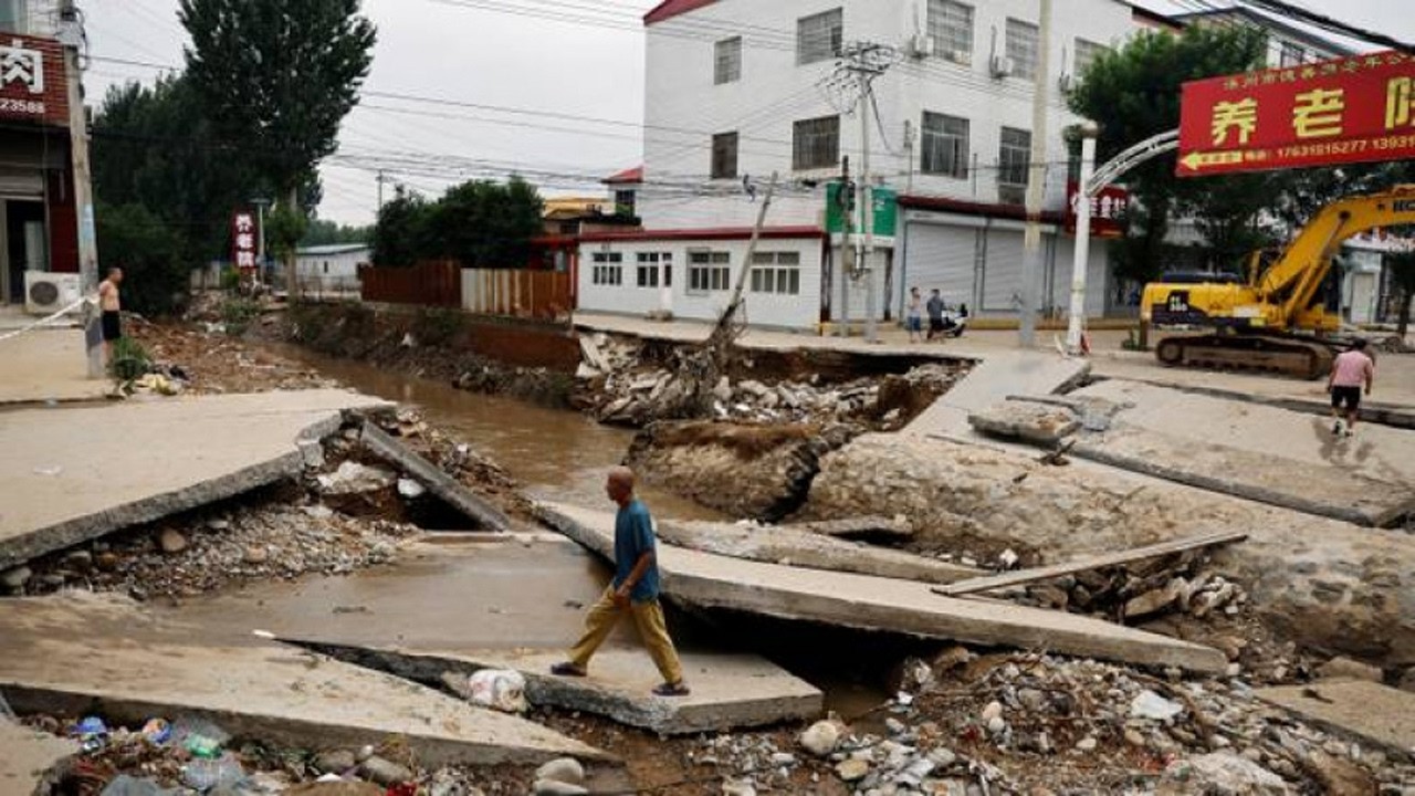 Giant hydropower dam releases floodwaters, China sinks deep under mud ...