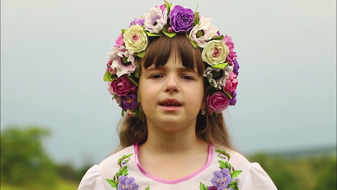 Через поле України ішла Божа Мати - виконує Даринка Медвідь - YouTube