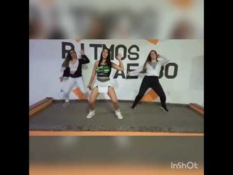 mãe e filha dançando