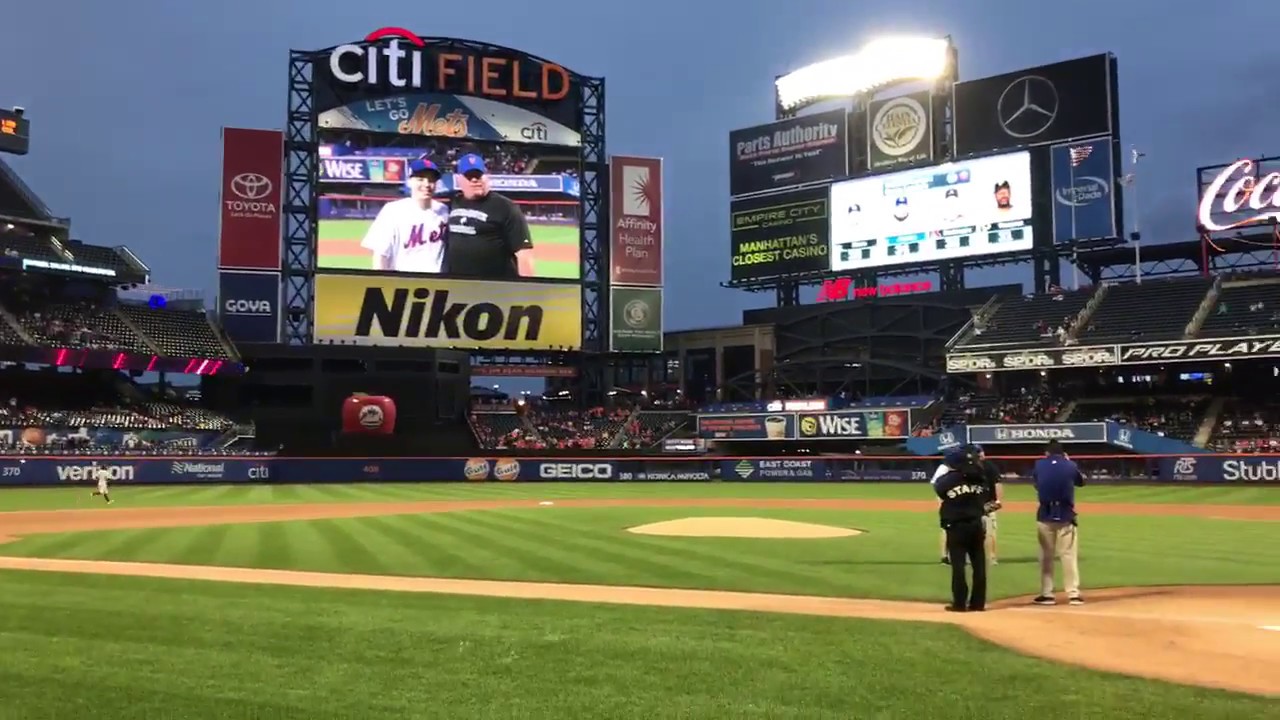 Southold teen Dylan Newman throws out first pitch at Mets game - YouTube