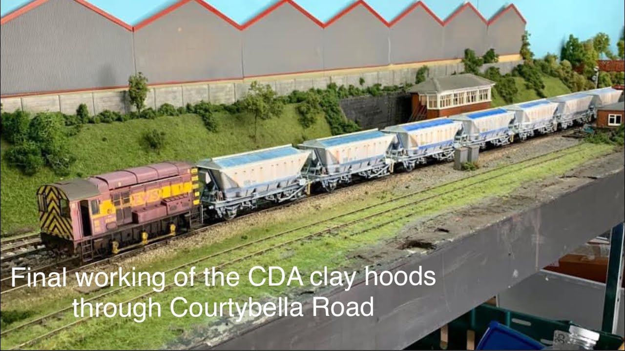 EP17 - Courtybella Road china clay workings, the final run of the Dapol ...
