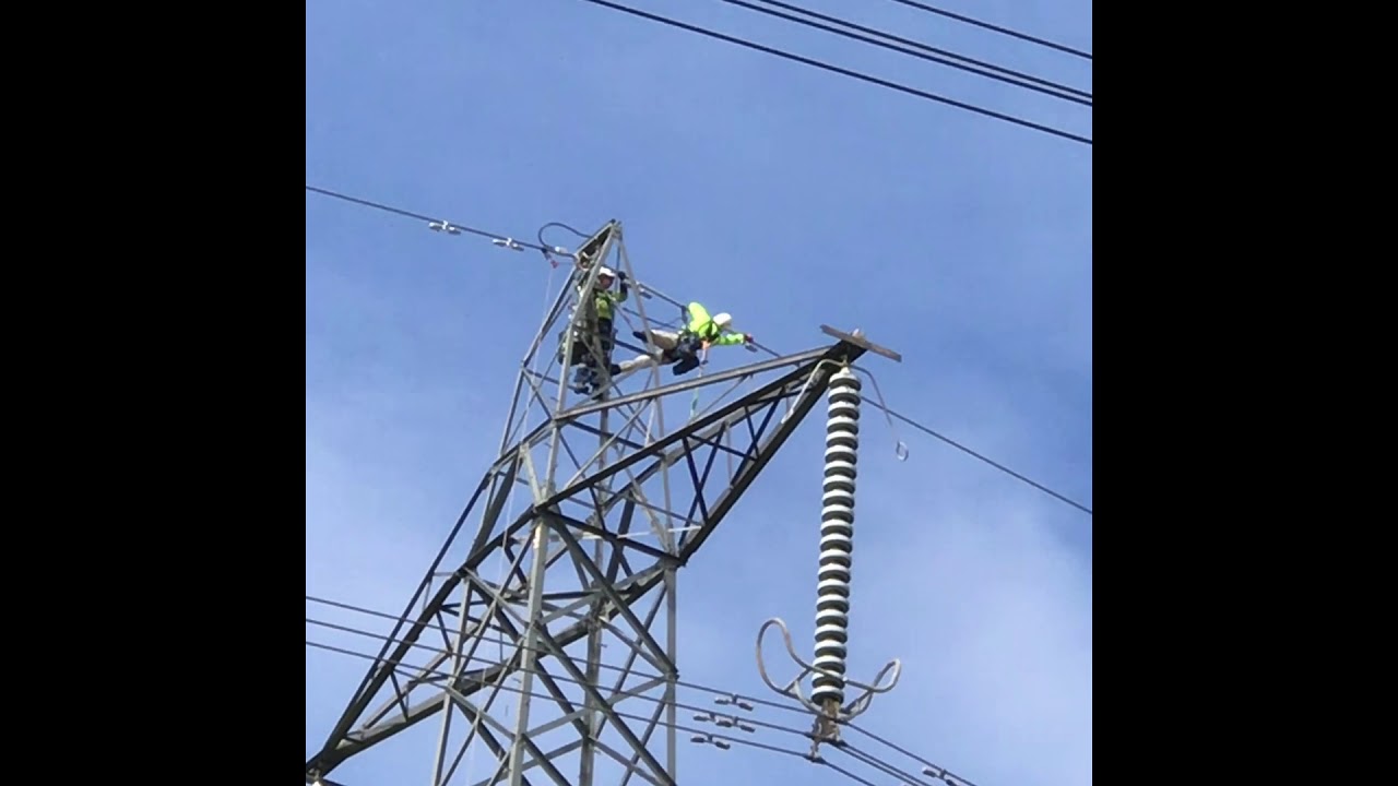 Windy UK Pylon Workmen Dangling 160ft In The Air - YouTube